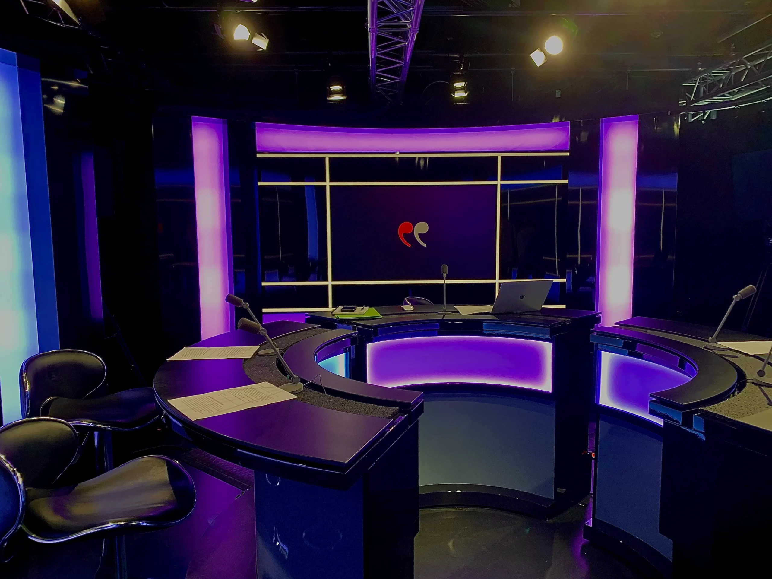 Un studio de télévision, plusieurs décors - Canalchat Grandialogue